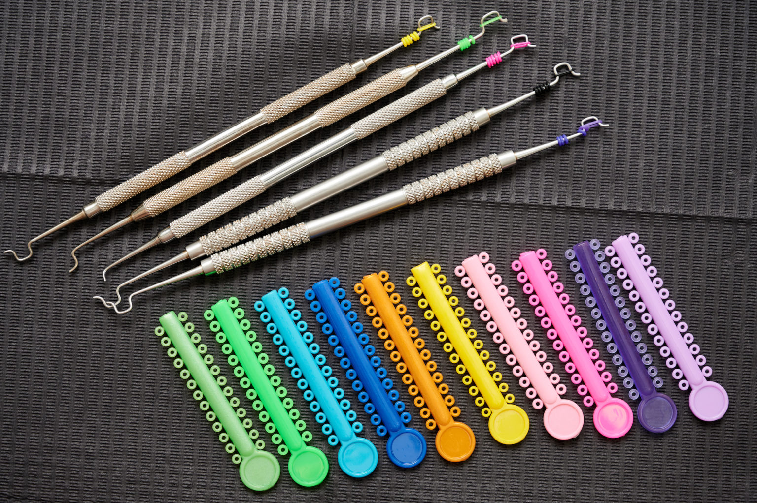 ¿Qué color de frenillos debo ponerme? | Risas Dental and Braces